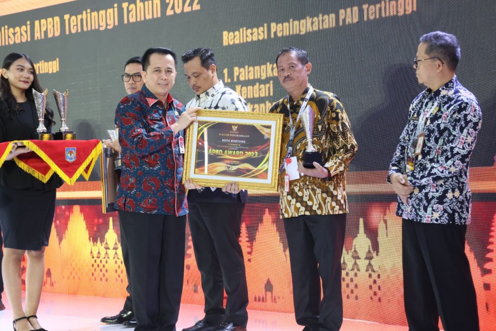Pemkot Bontang Juara Ke-3 Nasional Realisasi Pendapatan Daerah Tertinggi 2022 - RADAR BONTANG
