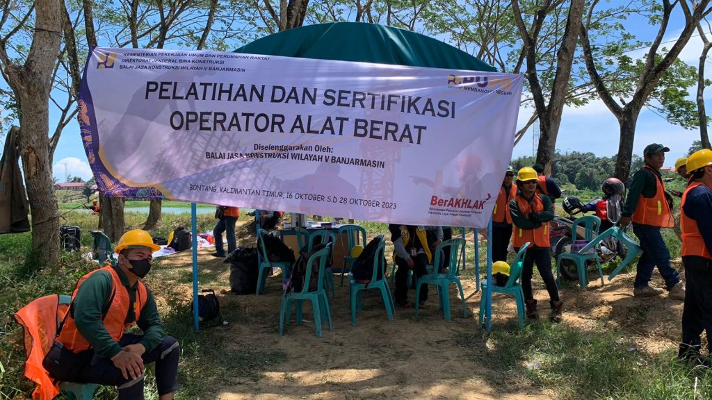 Pelatihan Operator Alat Berat Dinas PUPRK Masuk Tahap Praktik - RADAR BONTANG