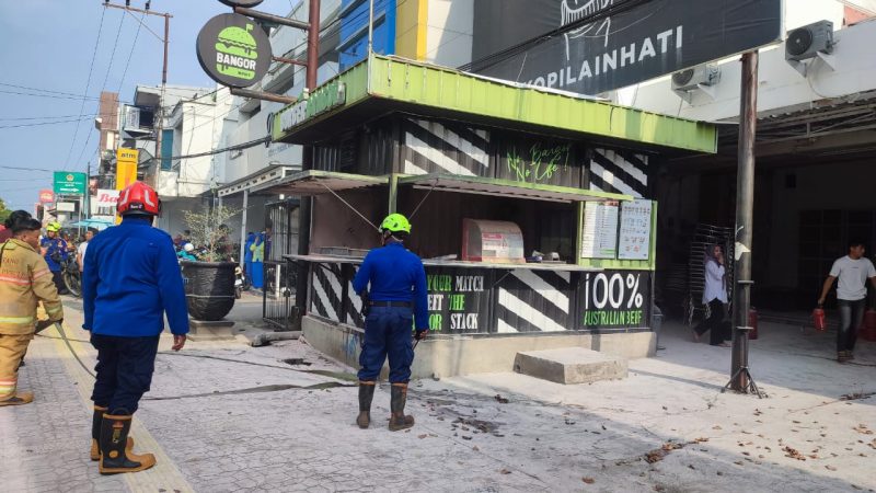 Api Keluar dari Penggorengan, Booth Burger Bangor di Jalan Ahmad Yani ...