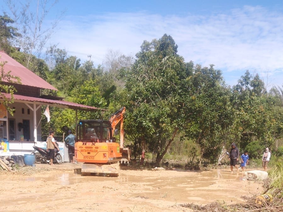 Banjir Pasir di RT 1 Kanaan Belum Surut, Warga Fokus Bikin Aliran ...